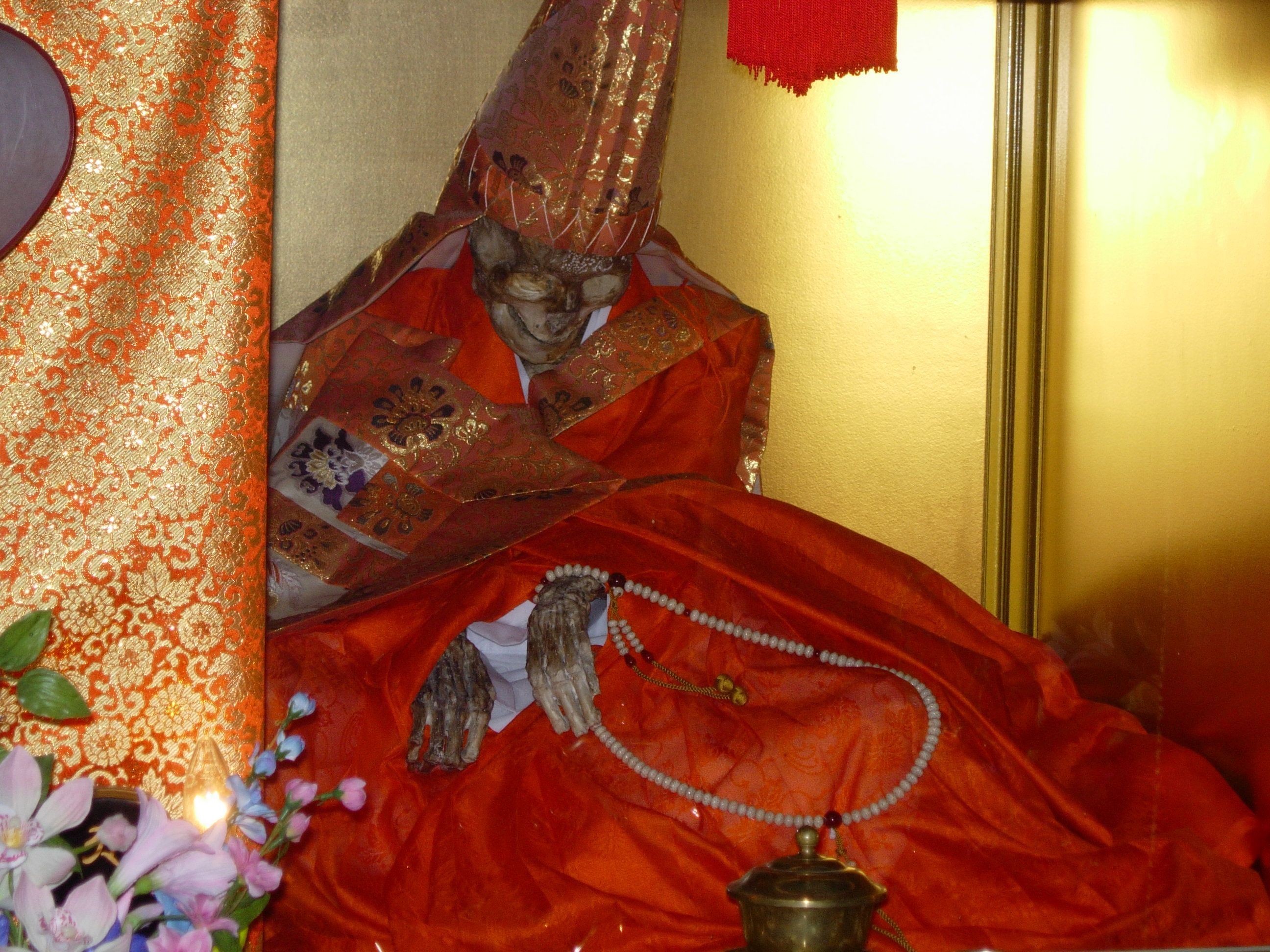 surprise-1-000-year-old-mummy-found-in-buddha-statue